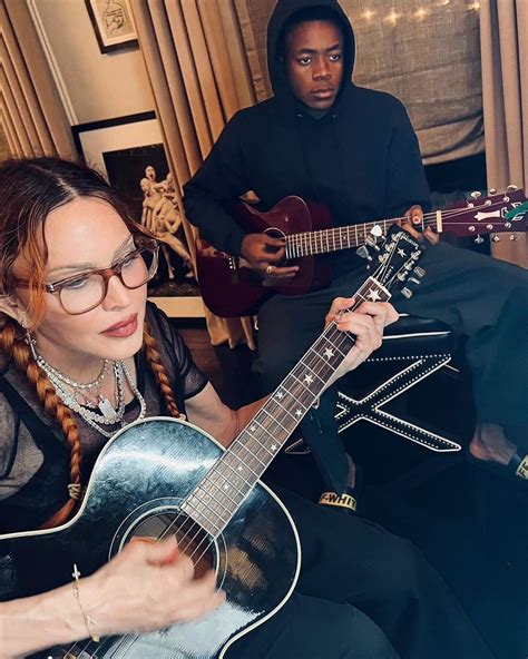 Madonna compartilha clique os filhos e fala emoção da nova turnê