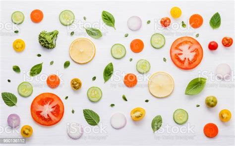 샐러드 상 추 잎 오이 토마토 당근 브로콜리 향미료 양파와 레몬 플랫의 원 재료와 식품 패턴 흰색 나무 바탕에 누워 개념에 대한 스톡 사진 및 기타 이미지 Istock