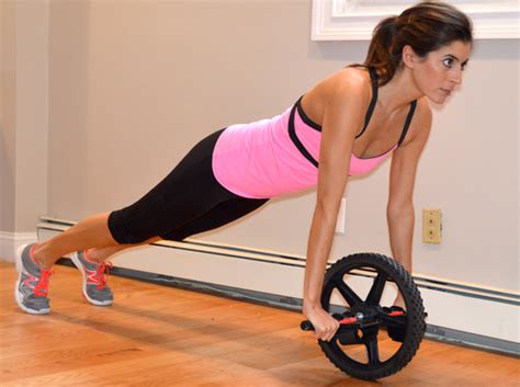 Упражнения с колесом для пресса