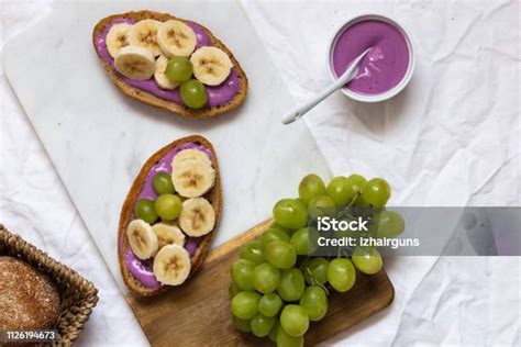 흰색 배경 평면도에 포도와 소박한 절단 보드에 바나나와 요구르트 디저트 샌드위치 빵 플랫이 하다 맛 있는 아침 식사 또는 간식 과일에 대한 스톡 사진 및 기타 이미지