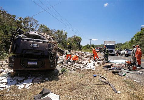 Caminhão carregado cerâmicas tomba e deixa três mortos em União Jornal ESP