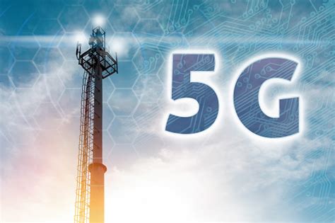 칩 이미지가있는 맑은 푸른 하늘에 5g 통신 안테나 통신 기술 및 통신의 개념 0명에 대한 스톡 사진 및 기타 이미지 0명