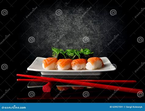 Sushi Con Los Palillos Imagen De Archivo Imagen De Plato 63957591