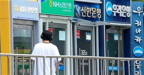 한은 금리 인하에 5대 시중은행 예금금리 다 내렸다 대출금리는 왜 오를까