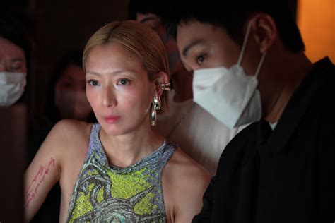 50歲鄭秀文「衣服開岔全看光」辣翻！ 曝維持身材秘訣：吃多點都不怕 Ettoday星光雲 Ettoday新聞雲