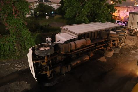 Torton Cargado De Mariscos Vuelca En El Venadillo Al Norte De Mazatlán