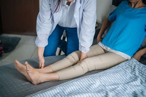 돌보는 여성 물리 치료사는 재활 센터에서 뇌졸중 피해자를 돕습니다 2명에 대한 스톡 사진 및 기타 이미지 2명 간호사 건강관리와 의술 Istock