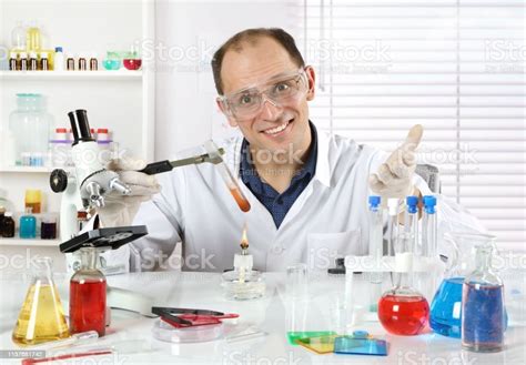 화학 실험실에서 연구를 수행 하는 행복 한 과학자 Stem 주제에 대한 스톡 사진 및 기타 이미지 Stem 주제 건강관리와
