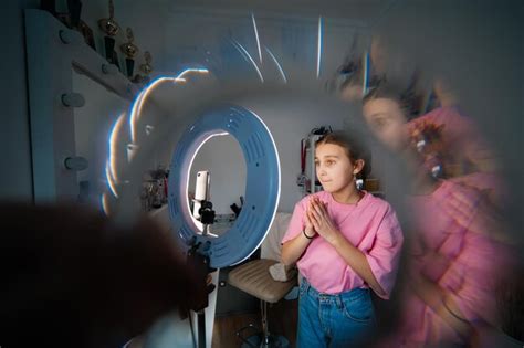 Premium Photo Girl Teenager Records Video Uses Smartphone