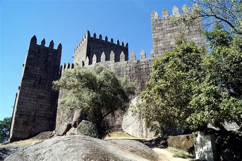 포르투갈의 요람으로 알려진 기마라에의 중세 성 10 세기로 거슬러 올라간다 서쪽 벽과 타워 기마라에 포르투갈 성 건축물에 대한