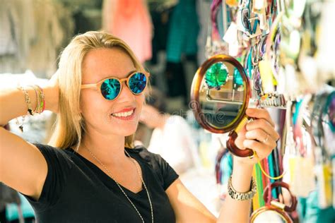 Belle Donne Bionde Su Un Mercato Di Compera Immagine Stock Immagine