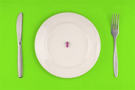 한 알 약 밝은 녹색 색상 배경에 접시에 약물 식이 요법과 건강한 식습관 체중 감량의 개념 음식 대신 비타민의 개념 개념에 대한 스톡 사진 및 기타 이미지 Istock