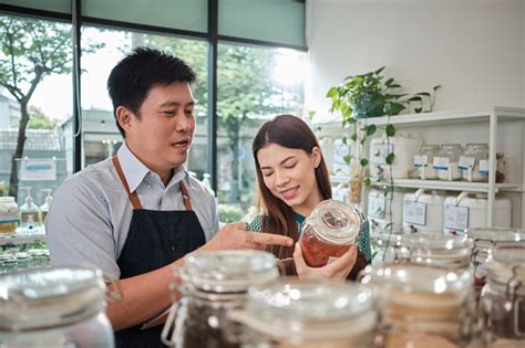 두 명의 상점 주인이 폐기물 제로와 플라스틱이없는 식료품 점에서 재고를 확인합니다 2명에 대한 스톡 사진 및 기타 이미지 2