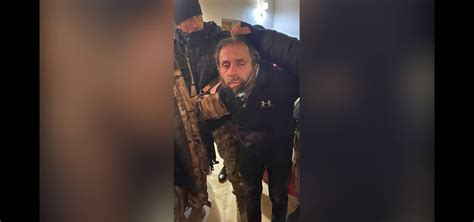 Заковали в наручники Опубликовано видео задержания сбежавшего из