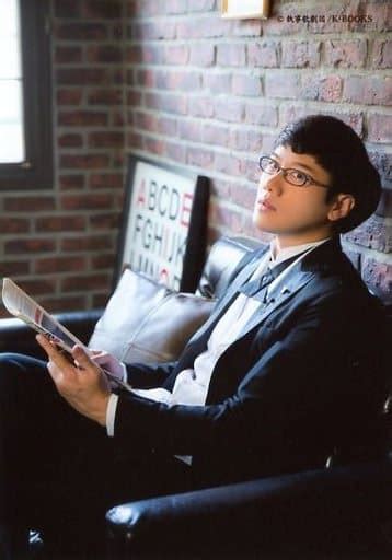 駿河屋 【買取】執事歌劇団環膝上・座り・衣装黒白・両手新聞紙・ソファ・背景レンガ3月販売 執事歌劇団公式生写真（男性生写真）