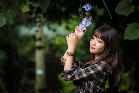 壁纸 妇女 模型 黑发 亚洲人 肖像 望着距离 花卉 树叶 景深 看 连衣裙 红唇膏 微笑 户外户外