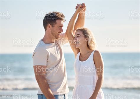 해변 자연 속에서 젊은 부부와 사랑하고 춤을 추며 데이트 또는 여름 휴가 동안 함께 행복합니다 미소 여행 그리고 바다나 바다에서 춤을 추는 남자와 여자와의 로맨스 여름에