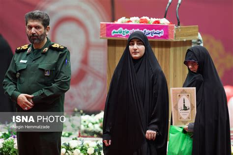 تصویری از دختر سردار سلیمانی در اجتماع بزرگ دختران حاج قاسم سردار حسن