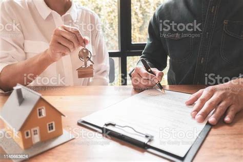 에이전트 및 고객과의 자동차 및 주택 모델 구매 계약에 대 한 논의 보험 또는 대출 부동산 또는 부동산 배경을 얻을 개념에 대한