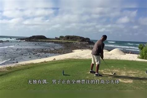 水母刚好路过潜水员吐出一个气泡圈下一秒有趣的一幕发生