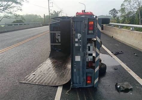 嘉義赤蘭橋車禍！小貨車失控翻覆駕駛送醫 疑前車軸突然斷裂 社會 Nownews今日新聞