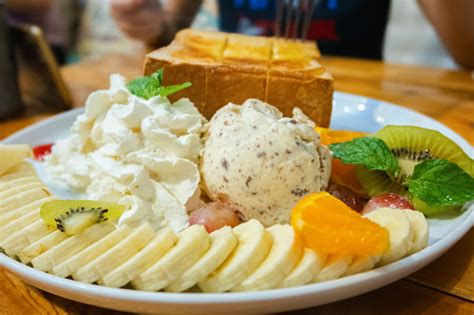 휘핑 크림 바나나 슬라이스 딸기 주스 꿀을 컵에 곁들인 토스트에 아이스크림 건강한 생활방식에 대한 스톡 사진 및 기타 이미지 건강한 생활방식 고기 굽기 Istock