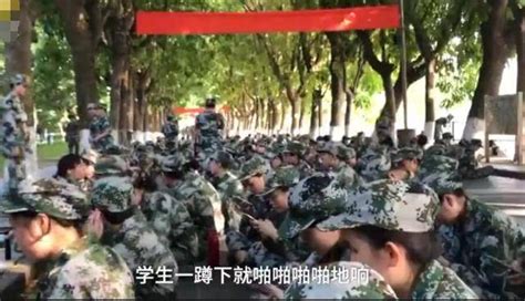 军训服蹲下变“开裆裤”，女生裤子崩开露出内裤！学生排队缝裤子 搜狐大视野 搜狐新闻