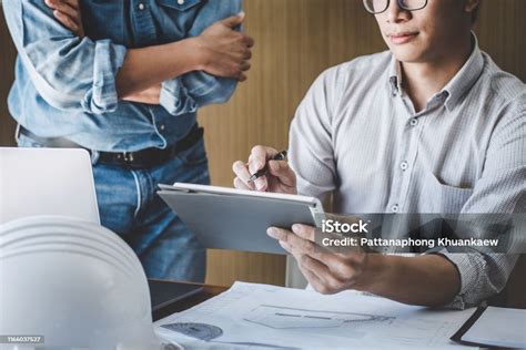 작업 현장의 모델 구축 및 청사진에 대한 파트너 및 엔지니어링 도구와 협력하는 프로젝트에 대한 엔지니어 또는 건축가 회의의 건설 및 구조 개념 두 회사 계약 개발에 대한