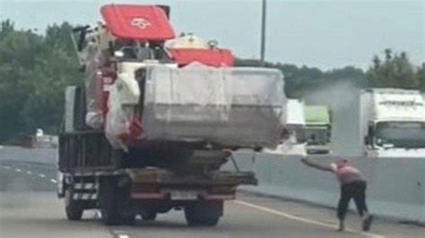 Detik Detik Sopir Kejar Truk Lupa Direm Di Tol Kalikangkung Sempat