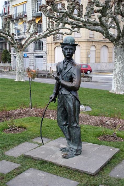 Funny Celebrity Statues (20 pics) - Izismile.com