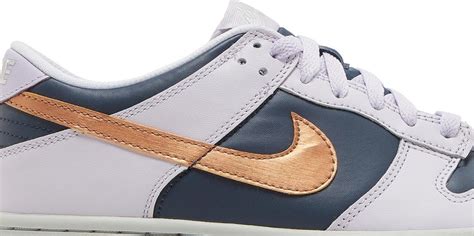 Кроссовки Nike Dunk Low SE GS 'Copper Swoosh', фиолетовый – заказать из ...