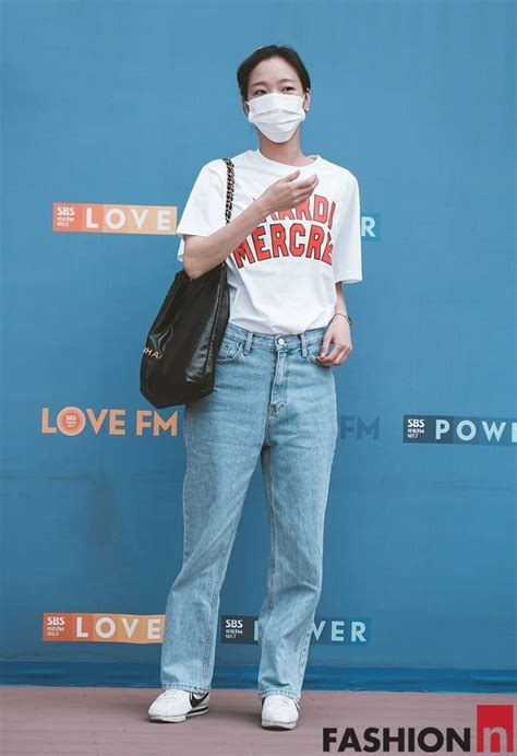 패션엔 [패션엔 포토] 김고은 청순 미모 여전해 흰티와 청바지로 끝낸 출근길