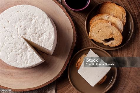 미나스 제라이스 미나스 프레스칼 의 상태에서 브라질의 인테리어의 전형적인 신선한 둥근 치즈 맨 위 보기입니다 공간을 복사합니다 치즈에 대한 스톡 사진 및 기타 이미지