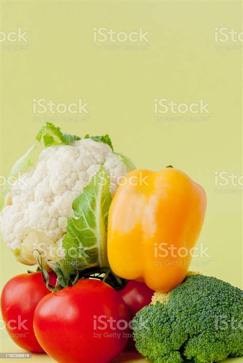 건강 한 깨끗 한 식사 레이아웃 채식 주의 음식 및 다이어트 영양 개념 노란색 테이블 배경 상단보기 프레임 배너에 샐러드에 대한