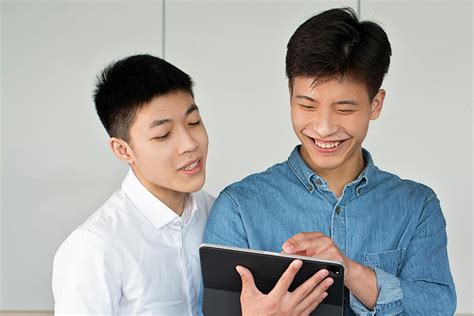 태블릿 컴퓨터를 들고 흰색 재킷에 여자 · 무료 스톡 사진