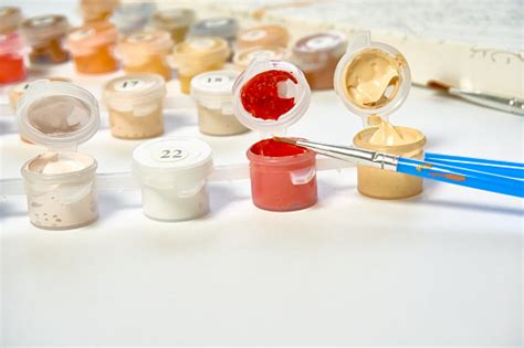 숫자로 페인팅할 수 있는 페인트 브러시 및 캔버스 세트입니다 취미와 레저 집에서 그리기 Diy에 대한 스톡 사진 및 기타 이미지