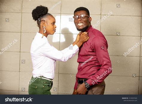 1 Angry Woman Standing Holding Collar Her Husband S Shirt Images Stock