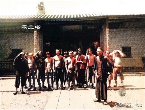 清末上色老照片：直擊真實的斬首現場、頭戴刑枷的女罪犯 每日頭條