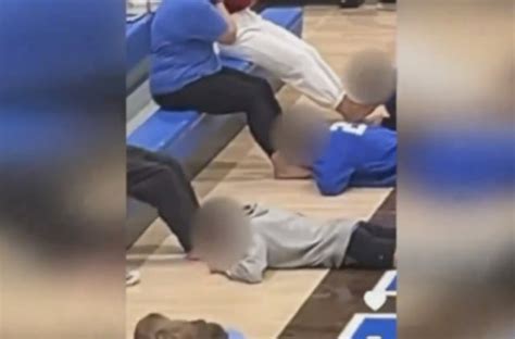 역겨워 발가락에 묻은 땅콩버터 핥기 챌린지 진행한 美고교 한국경제