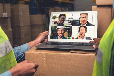 창고 직원은 저장 창고에 있는 컴퓨터 스크린에 화상 통화에 이야기합니다 온라인 소프트웨어 기술은 인터넷 네트워크에서 가상 전화 회의를 통해 물류 공장에서 일하는 사람들을