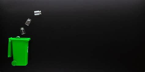 쓰레기 유리 재활용 쓰레기 쓰레기를 폐기하고 환경을 절약하기 위해 용기를 보관하십시오 재활용 유리를 위한 녹색 쓰레기통은 검은 색 배경에 쓰레기를 수 있습니다 맨 위