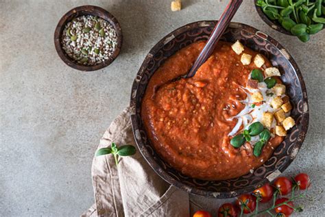 크림 크루통 마이크로그린을 소재로 한 수제 토마토 수프를 콘크리트 배경에 나무 그릇에 담습니다 맨 위 보기입니다 가스파초에 대한
