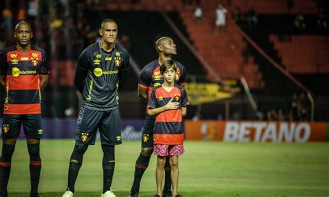 Renan agradece aplausos da torcida do Sport após título