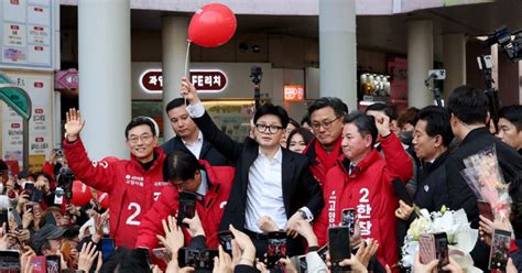 빨간 풍선 든 한동훈 비대위원장