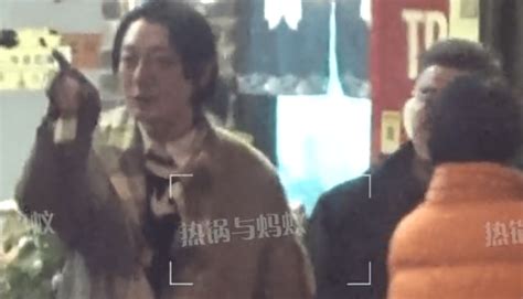 苏小玎新恋情曝光 与女友街头牵手秀恩爱十分甜蜜 搜狐大视野 搜狐新闻