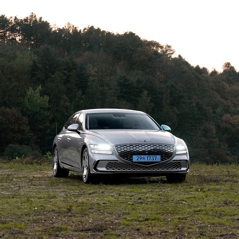 제네시스 코리아 ⠀ 디테일로 완성된 우아함 그라데이션 G Matrix 패턴의 크레스트 그릴과 Mla 기술의 두 줄 헤드램프 고속 주행에도 완벽한 승차감을 선보이는 19