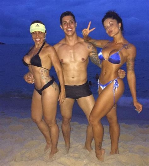 EGO Aline Riscado Exibe Corpo Escultural Em Banho Noturno Primeiro