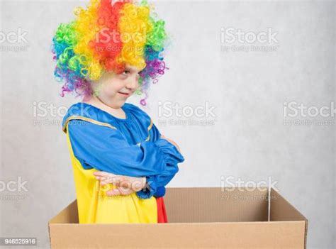 Niño De Cinco Años Vestidos Con El Traje De Un Payaso Se Queda En Una
