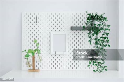 스타트업 회사 책상 빈 사무실 마케팅 직원 사무실의 사무실 공간 업무용 사무용 장비가 있는 책상 창가 책상 사무실 책상 배치 아이디어 0명에 대한 스톡 사진 및 기타 이미지