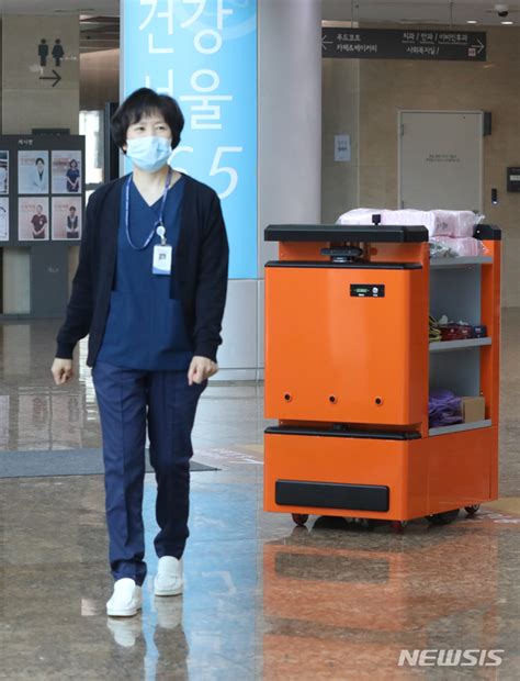 운송로봇 의료폐기물 제가 나를게요